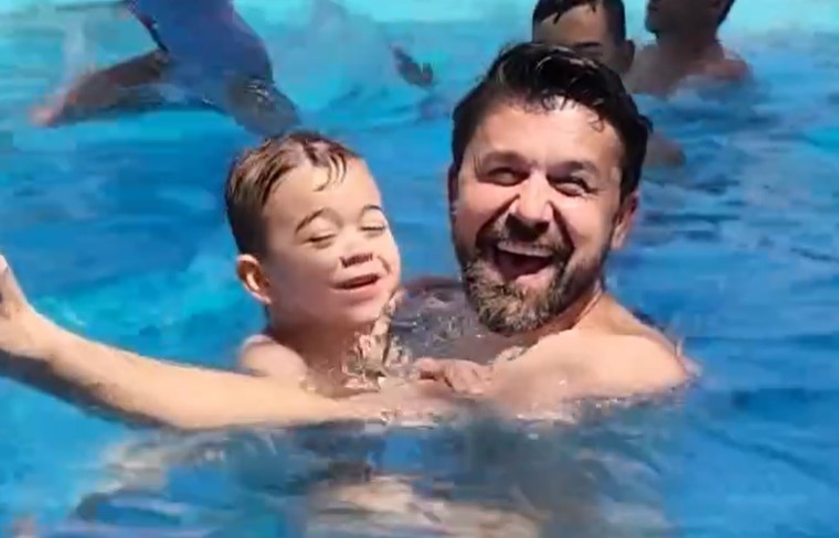 Bravo: Amel Ćurić se pohvalio na ljetovanju, "moj paša naučio plivati ...
